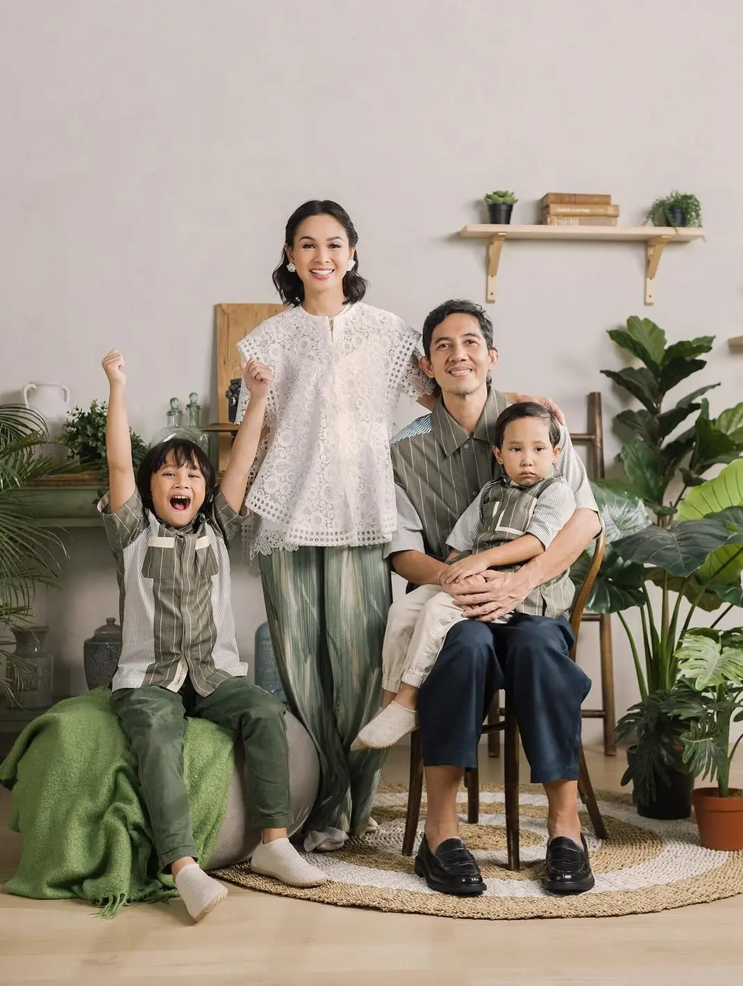 Lucunya Anak Artis Saat Foto Keluarga di Momen Lebaran, Tunjukkan Gaya ...