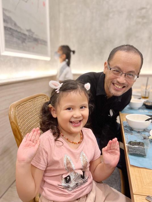 Kedekatan Mendiang Reza Gunawan Suami Dewi Lestari dengan Putri Sharena ...