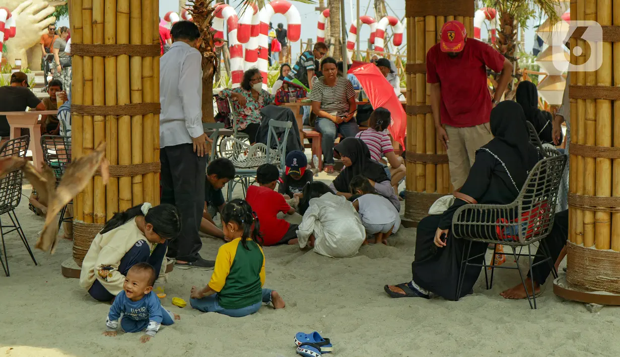 Libur Natal, Warga Menikmati Keindahan Pantai Pasir Putih dan Kuliner ...