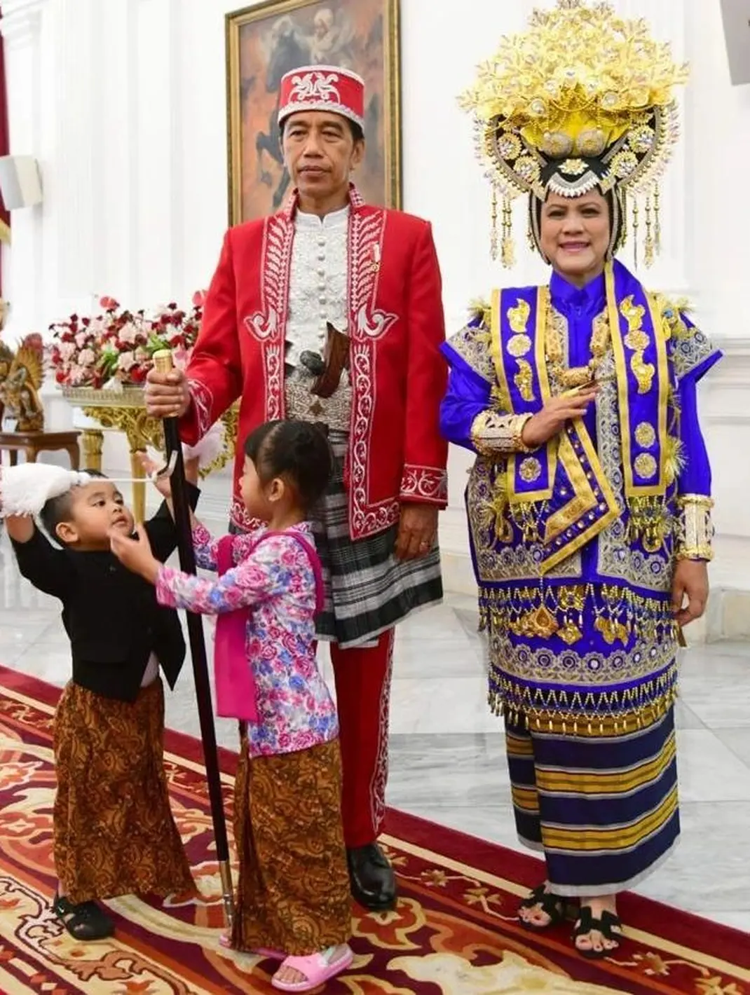 8 Potret Momen Presiden Jokowi dan Ibu Iriana Kenakan Baju Adat di ...