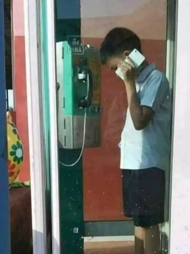 7 Potret Nyeleneh Orang saat Telponan Ini Bikin Geleng Kepala - Hot Liputan6.com