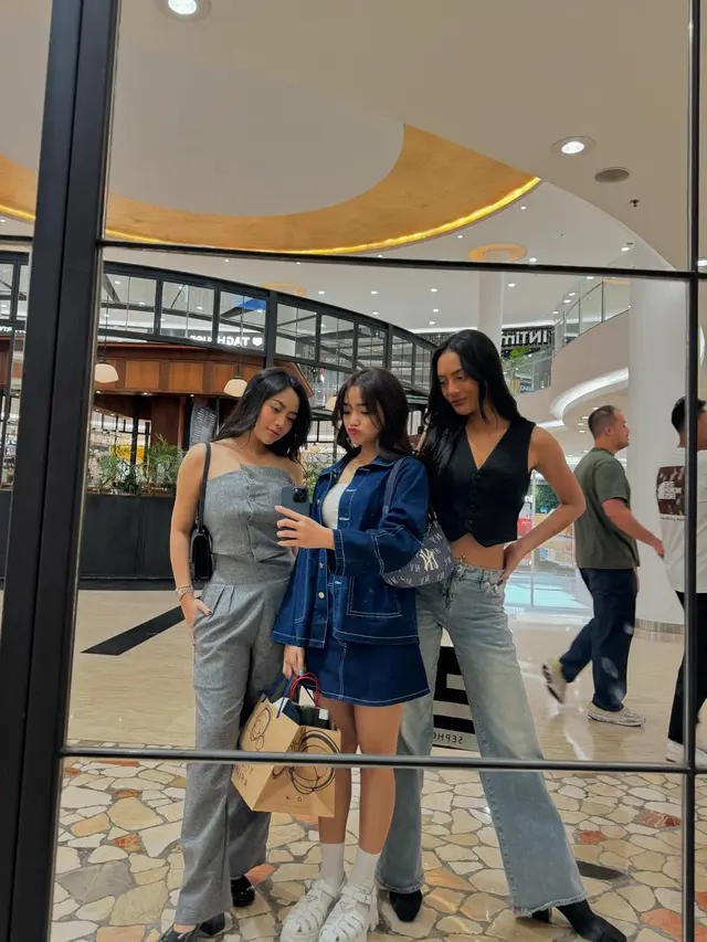 Kini Jadi Bestie, Ini 6 Potret Fuji dan Erika Carlina Rayakan Ultah ...