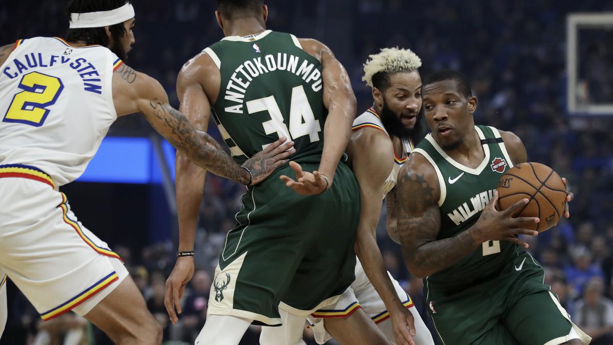 FOTO: Milwaukee Bucks Taklukkan Golden State Warriors - NBA Bola.com