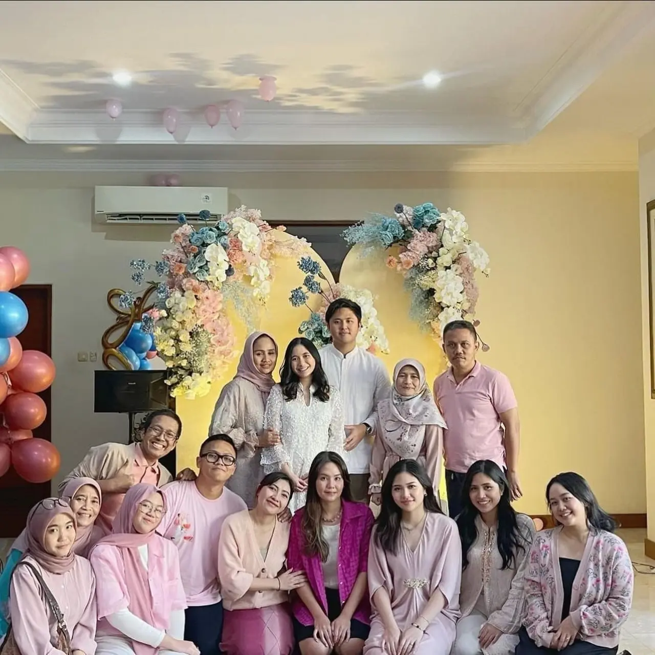 7 Momen Gender Reveal Kehamilan Pertama Ashilla Zee Eks Blink, Digelar ...