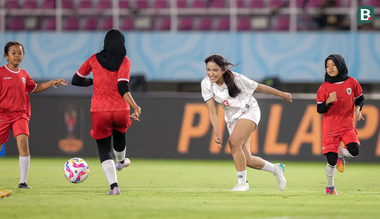 Foto: Aksi Shafira Ika, Kapten Timnas Indonesia Putri yang Jadi Magnet dan Idola saat Laga ...