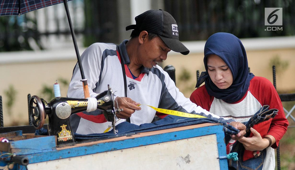 Penjahit Keliling Banjir Order Jelang Lebaran - Foto Liputan6.com