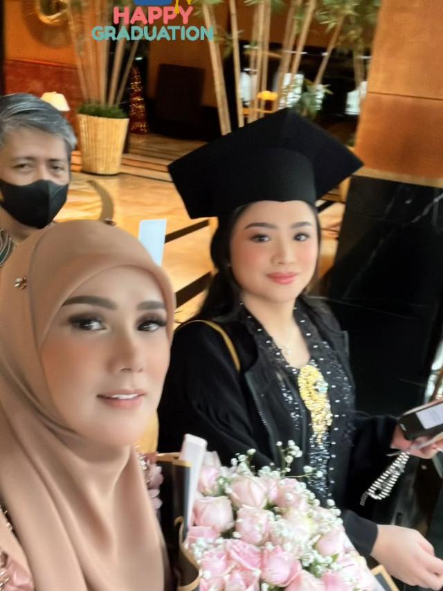 6 Momen Tiarani Savitri Anak Mulan Jameela Wisuda S1 Dihadiri Ibu dan ...