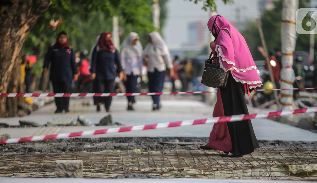 FOTO: Pengerjaan Revitalisasi Trotoar Minim Ruang Gerak - Foto Liputan6.com