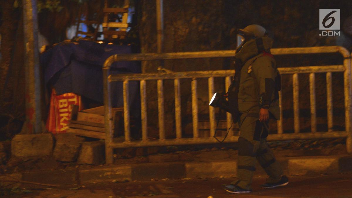 Tim Gegana Sisir Lokasi Bom Kampung Melayu - Foto Liputan6.com