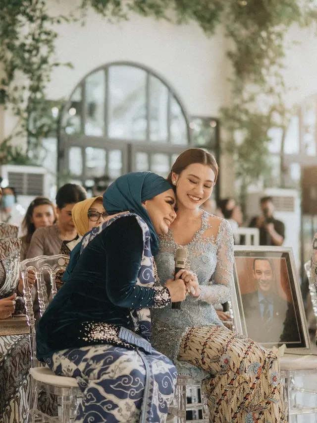 6 Potret Anggunnya Aaliyah Massaid Kenakan Kebaya Baby Blue saat Terima Lamaran Thariq ...