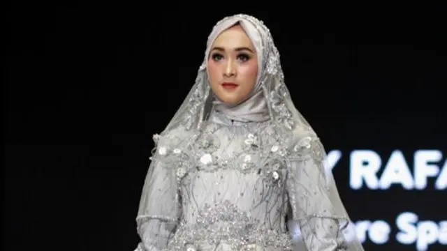 Cantiknya Finalis Miss Indonesia Raudha Kasmir Berbalut Busana Leny ...