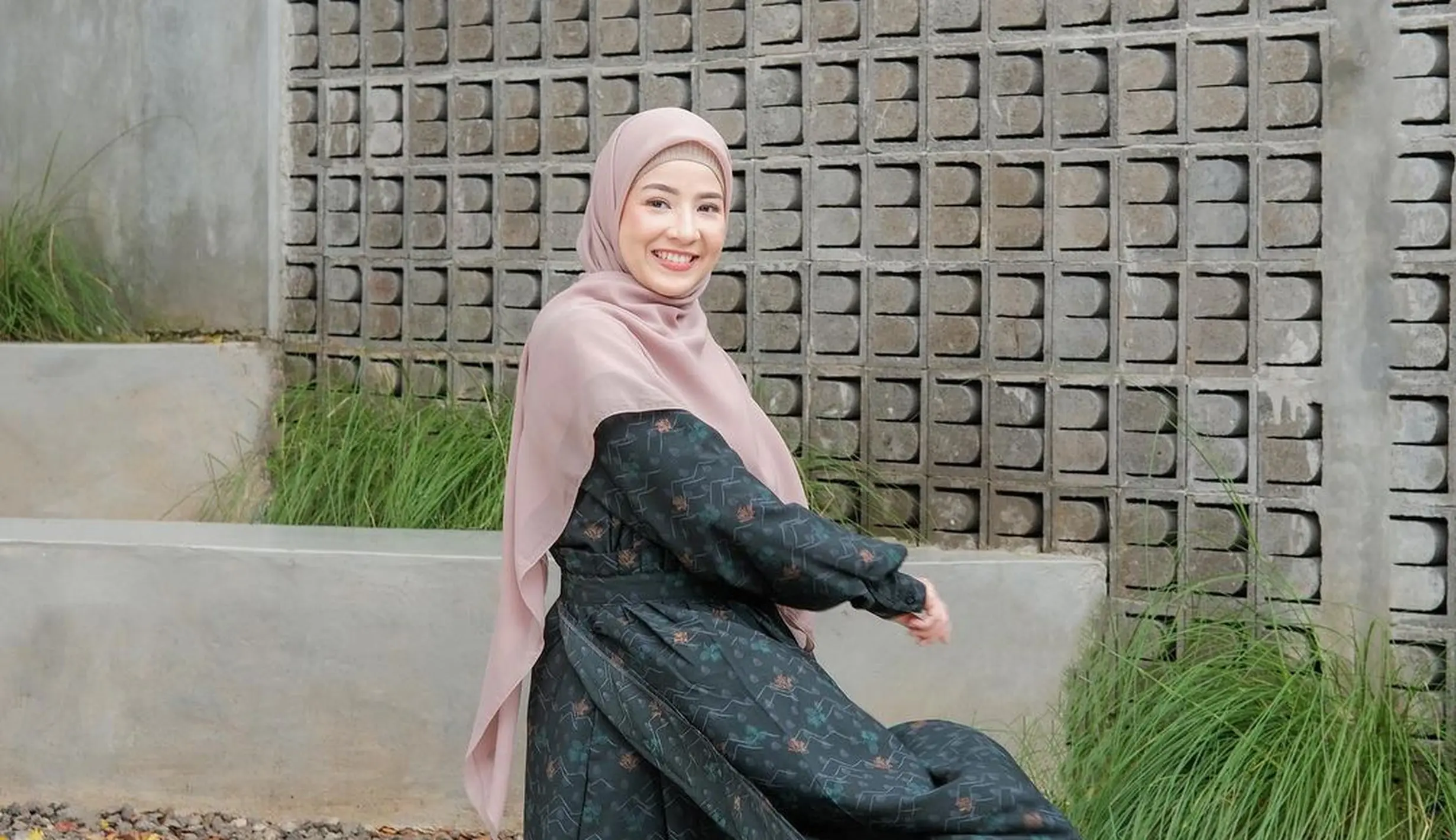 6 Inspirasi Gaya Hijab Syar’i ala Natasha Rizki yang Teduh Menawan - Photo Fimela.com