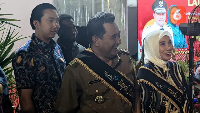 Pj Gubernur Sulsel Bahtiar Baharuddin Dan Istri Resmi Jadi Bapak Dan