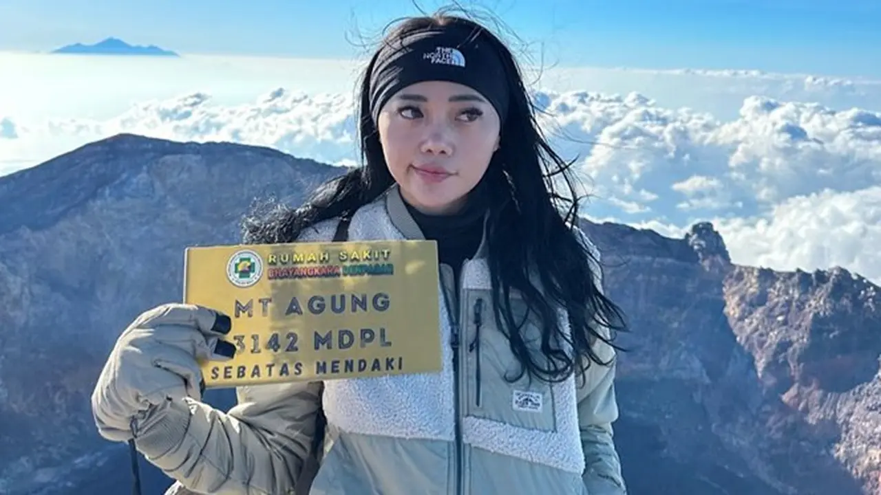 8 Potret Wendy Walters Ketagihan Mendaki Gunung, Selalu Jadi Pengalaman Menarik - Hot Liputan6.com