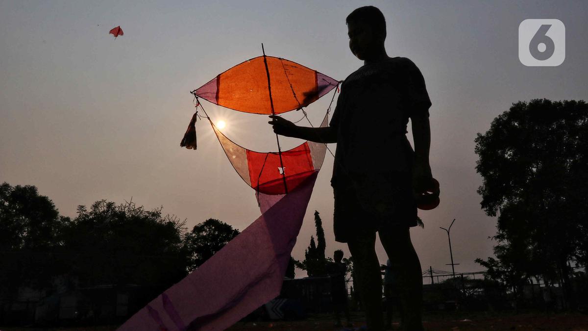 Keseruan Bermain Layangan Koang di Musim Kemarau - Foto Liputan6.com