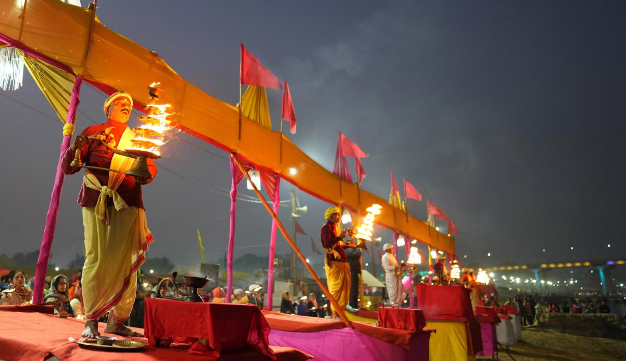 Festival Magh Mela, Ratusan Ribu Umat Hindu India Berkumpul untuk ...