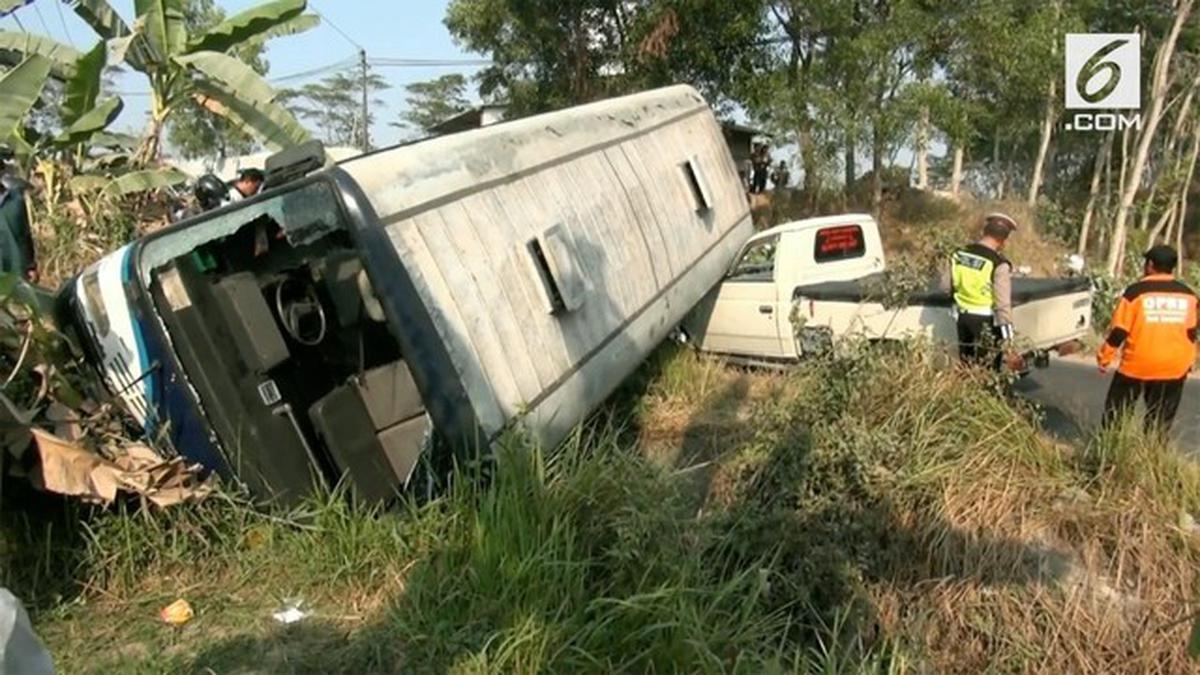 VIDEO: Hindari Motor, Bus Karyawan Terbalik di Jalanan - Regional ...