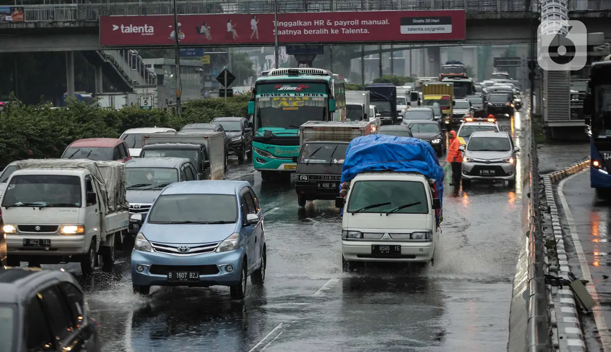 FOTO: Diguyur Hujan, Lalin di Tol Dalam Kota Tersendat - Foto Liputan6.com