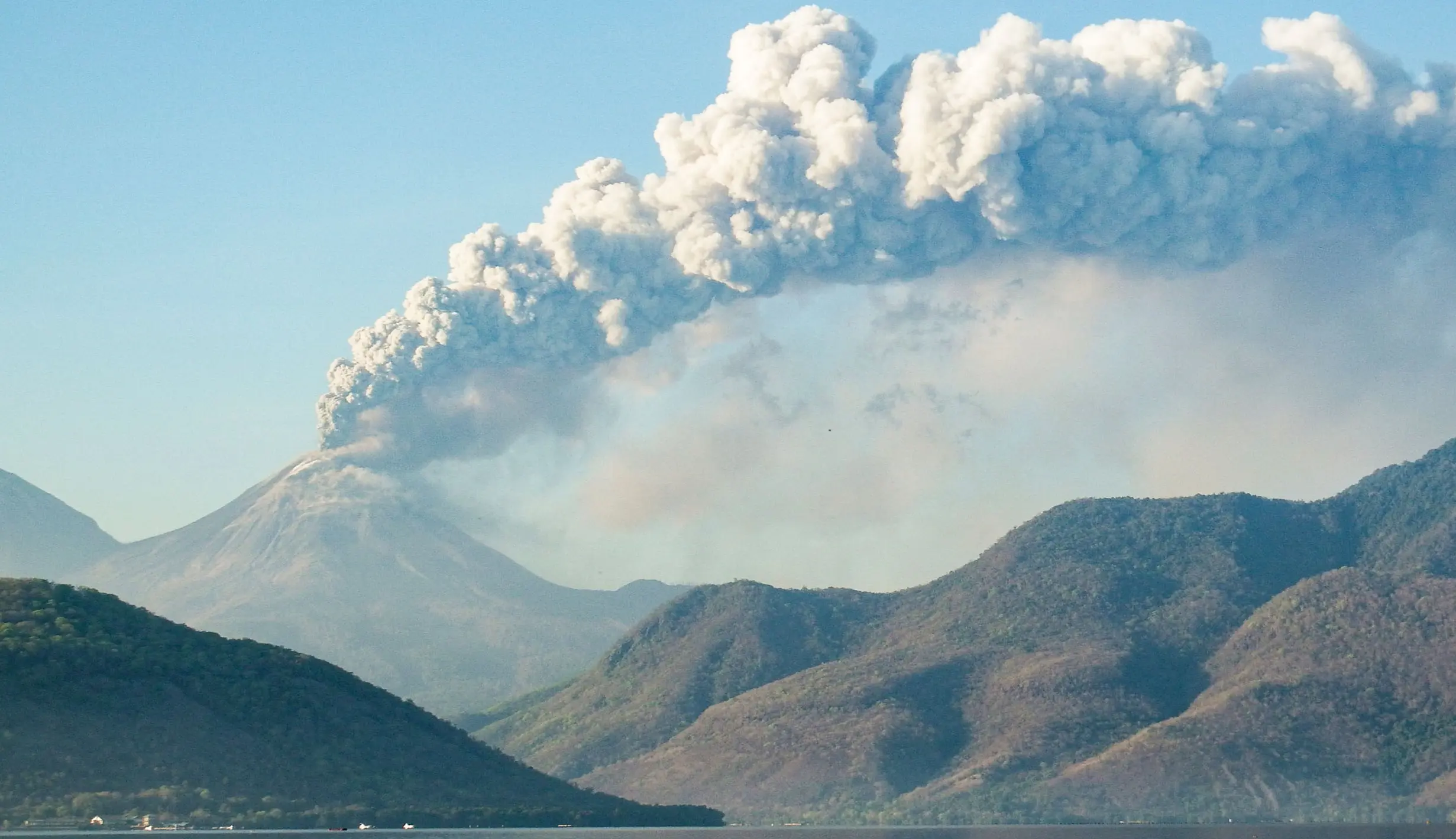 Kembali Erupsi, Gunung Lewotobi Laki-laki Muntahkan Kolom Abu Setinggi 9.000 Meter - Foto ...