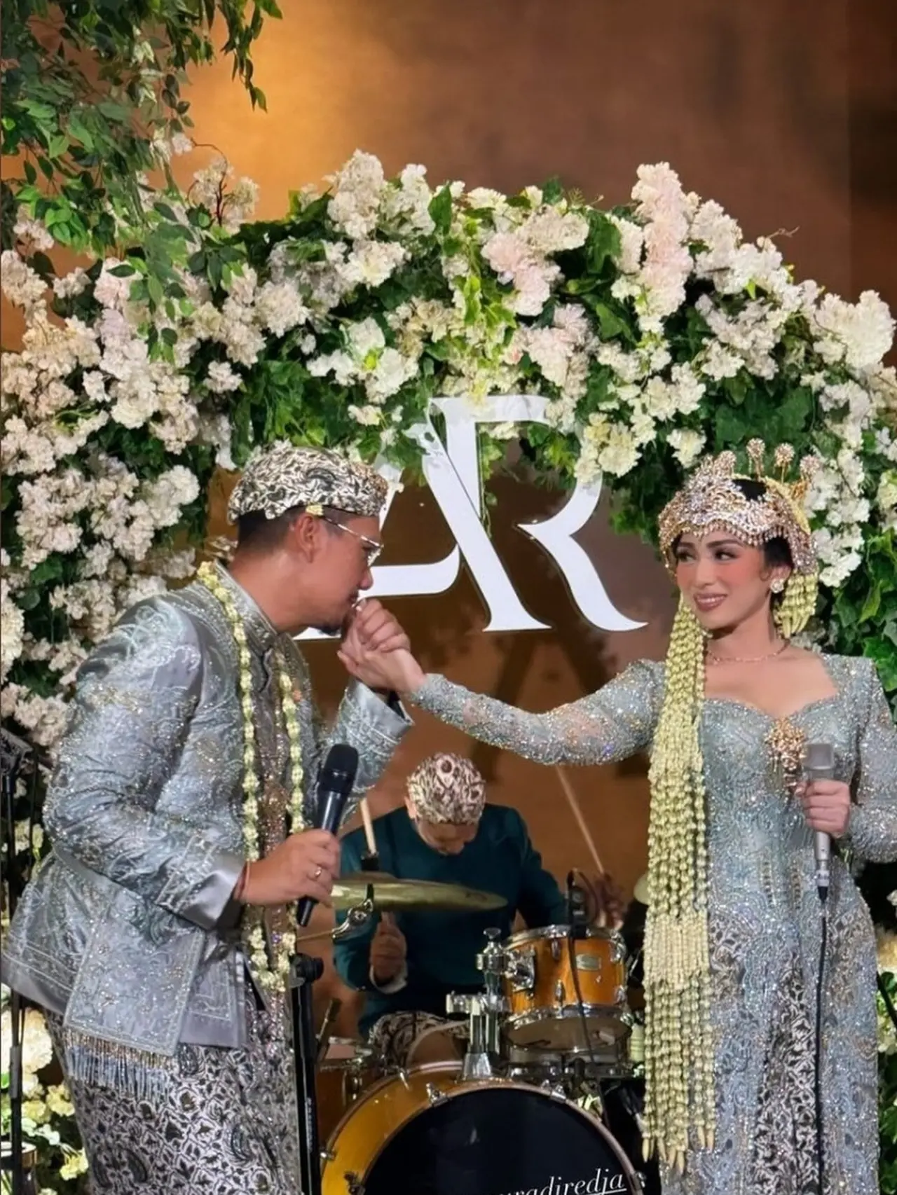 10 Potret Pernikahan Angga Maliq & D'Essentials dan Dewi Andarini ...
