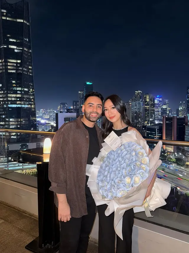 Romantika Kash Topan dan Angela Harjani, Bos Promotor Konser Coldplay ...