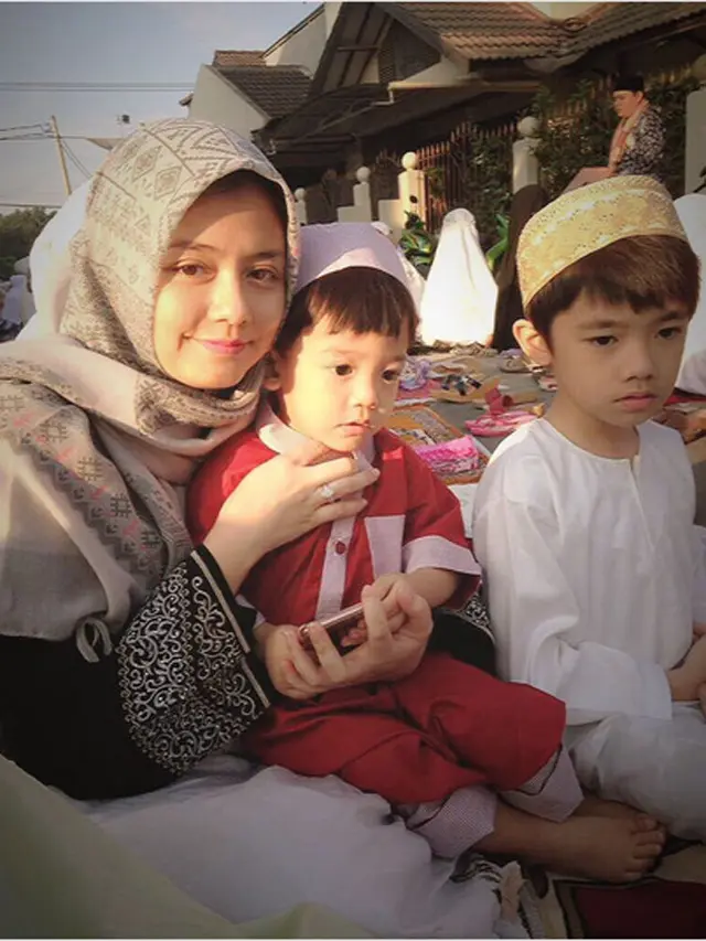 Potret Tika Ramlan Dalam Balutan Hijab, Tetap Stylish & Cantik - Islami ...