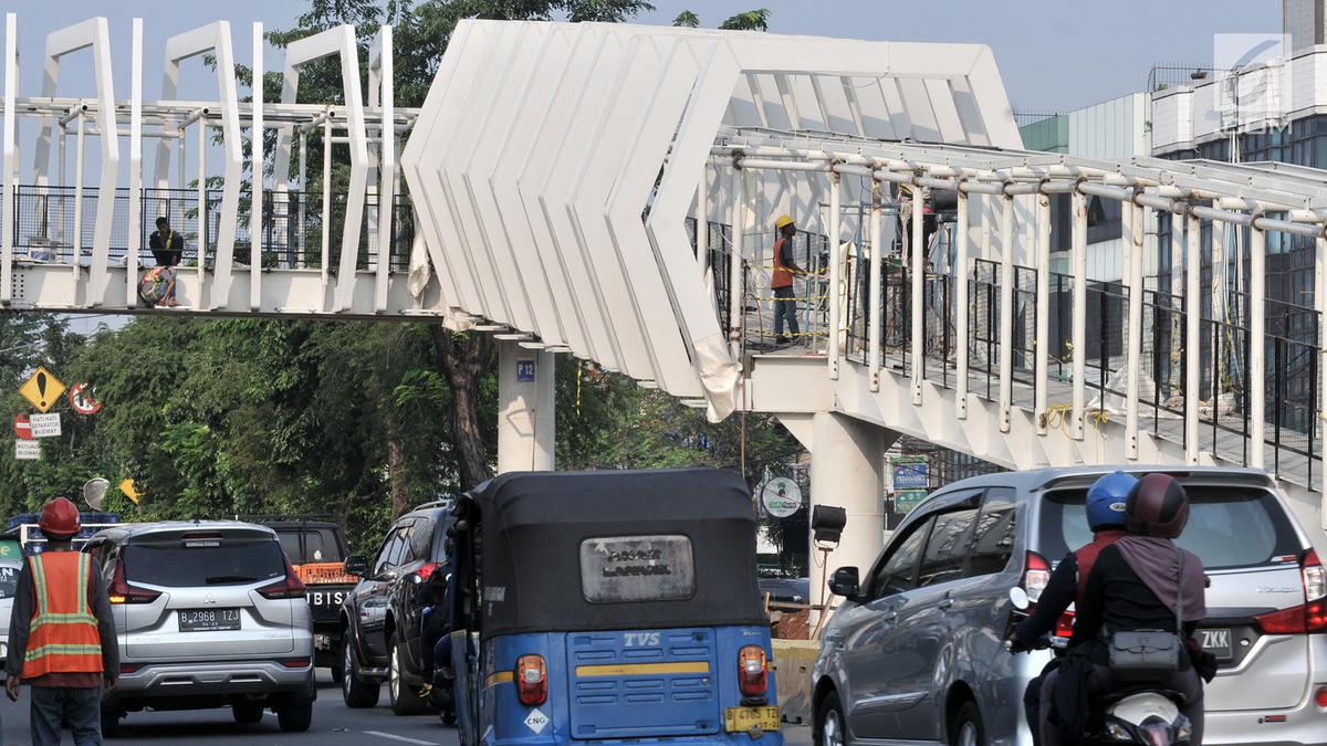 FOTO: Pembangunan Skybridge Stasiun LRT-Halte Transjakarta Velodrome ...
