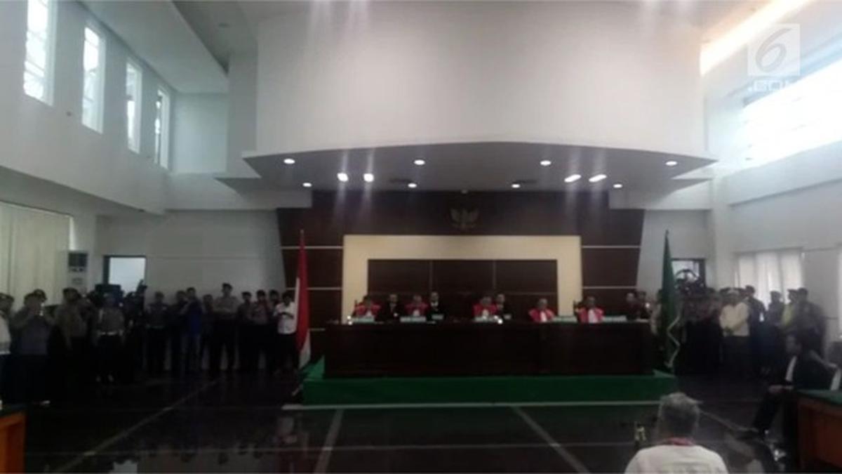 VIDEO: Buni Yani Divonis 1,5 Tahun, Pendukung Histeris - News Liputan6.com