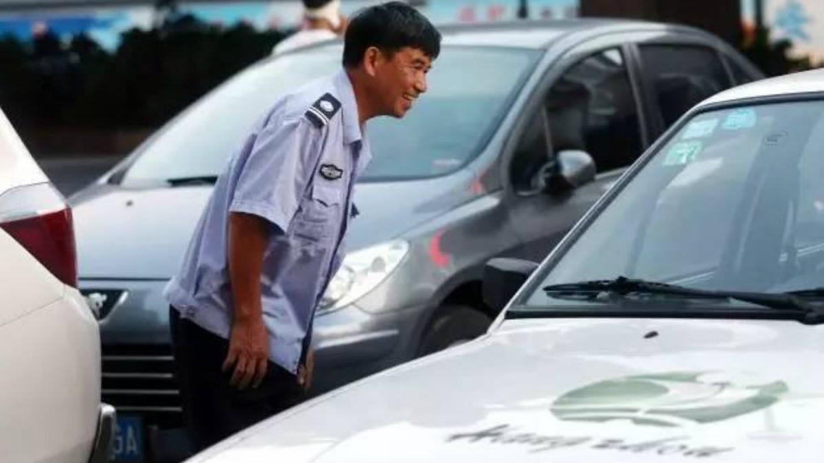 Pria Kaya Raya Memilih Bekerja Sebagai Juru Parkir - Global Liputan6.com