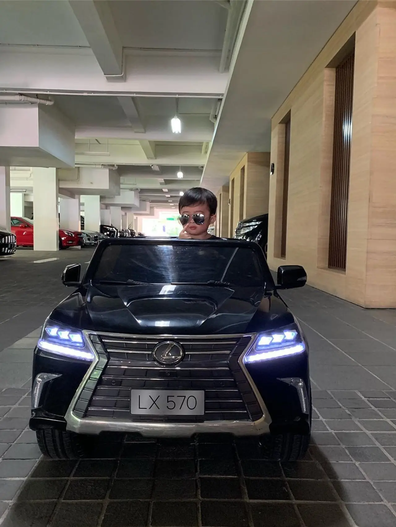 7 Potret Imutnya Raphael Moeis Saat Naik Mobil Mininya - Hot Liputan6.com