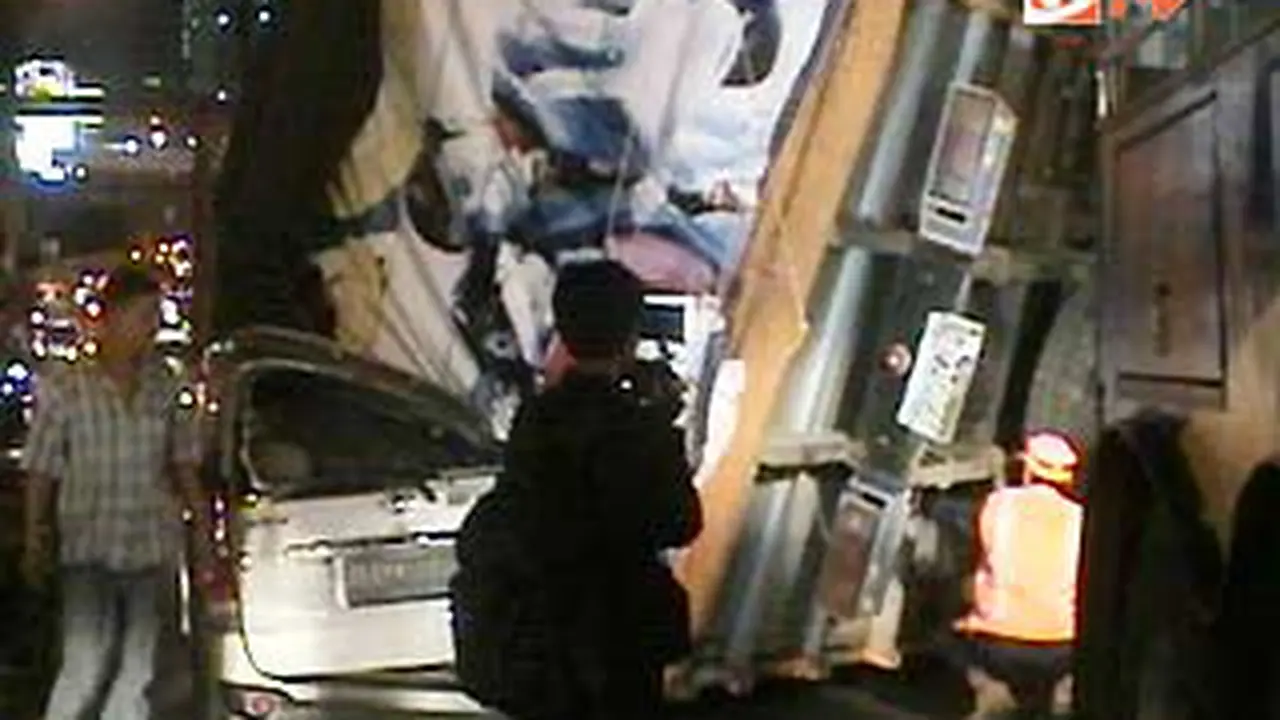 Truk Terguling di Flyover Grogol - News Liputan6.com