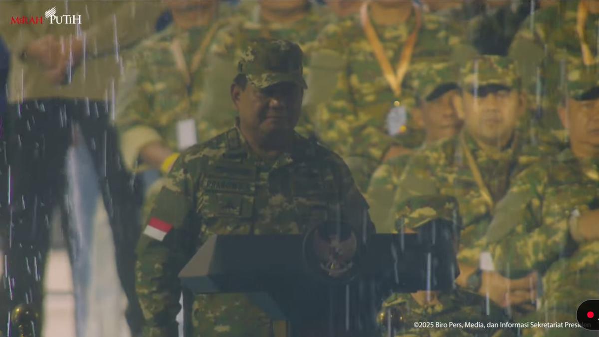 Prabowo Pimpin Upacara Parade Senja Retret Kepala Daerah di Akmil