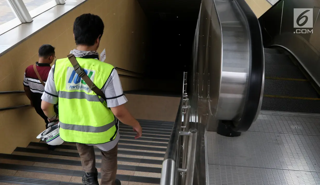 FOTO: Listrik Padam, Layanan MRT Lumpuh Total - Foto Liputan6.com