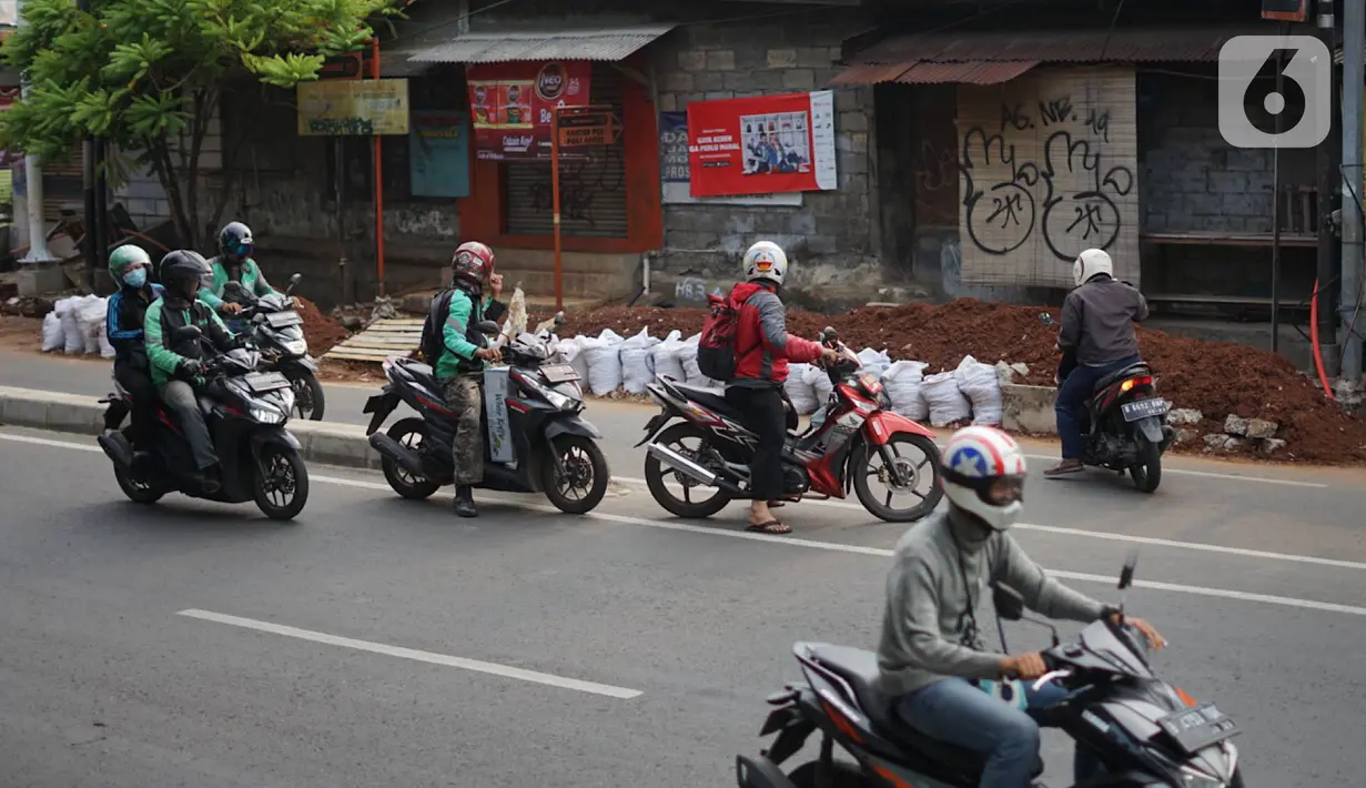FOTO: Minim Pengawasan, Pemotor Bebas Lawan Arah di Lenteng Agung - Foto Liputan6.com