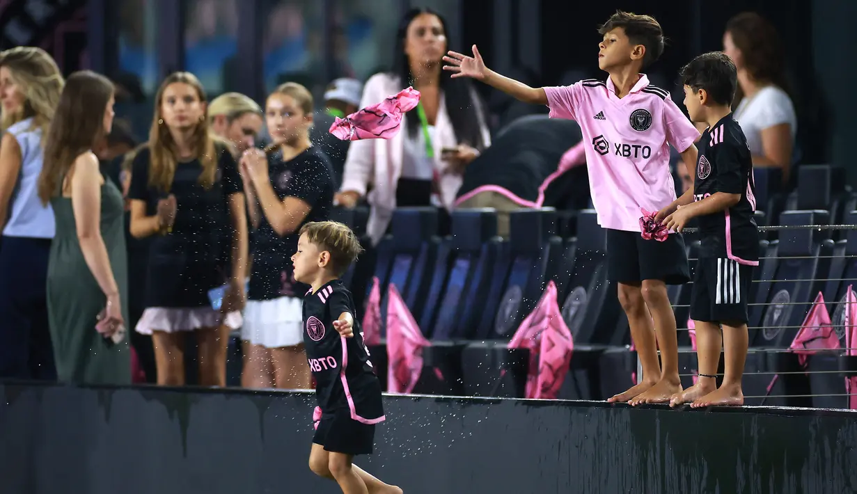 Foto: Tingkah Usil Anak Lionel Messi dan Sergio Busquets, Menciprat Air ...