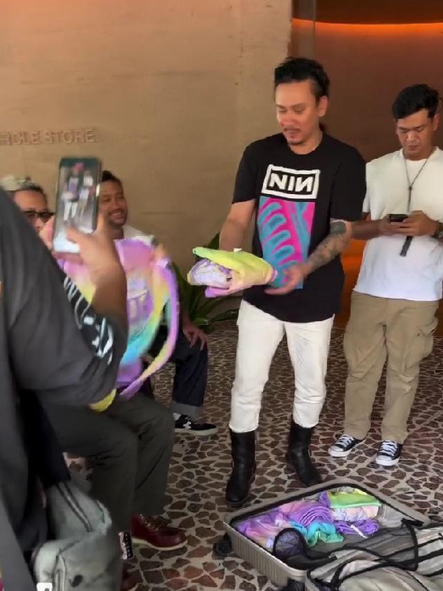 Pakai Setelan Warna-Warni untuk ke Pantai, Intip Momen Kocak Andre ...
