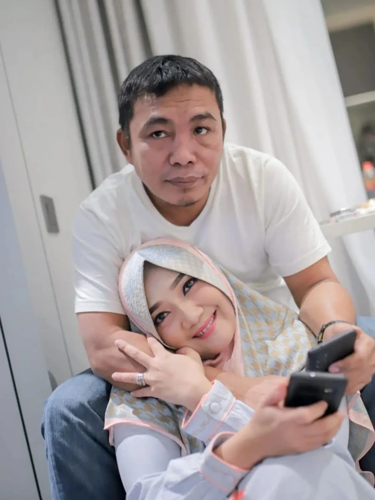 Beda Usia 10 Tahun Ini 6 Potret Bahagia Penyanyi Religi Sulis Dan