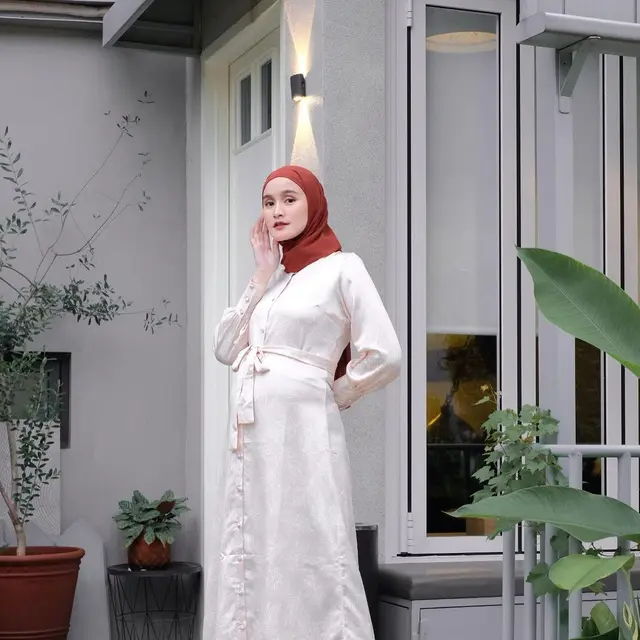 Sudah Terlihat, Ini 6 Potret Nadya Fricella Istri Miqdad Addausy Pamer Baby Bump - Hot Liputan6.com