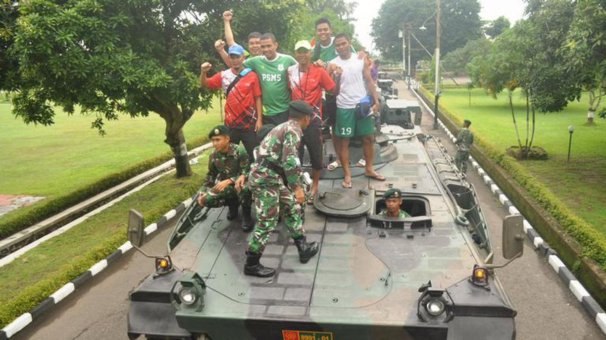 Seru, PS TNI Pulang Latihan Naik Tank - Indonesia Bola.com