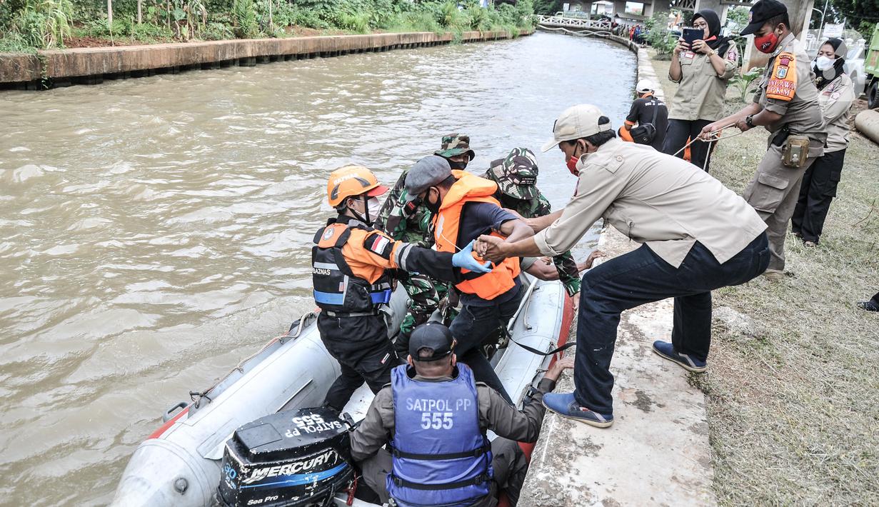 FOTO: Simulasi Penanganan Banjir di Masa Pandemi - Foto Liputan6.com