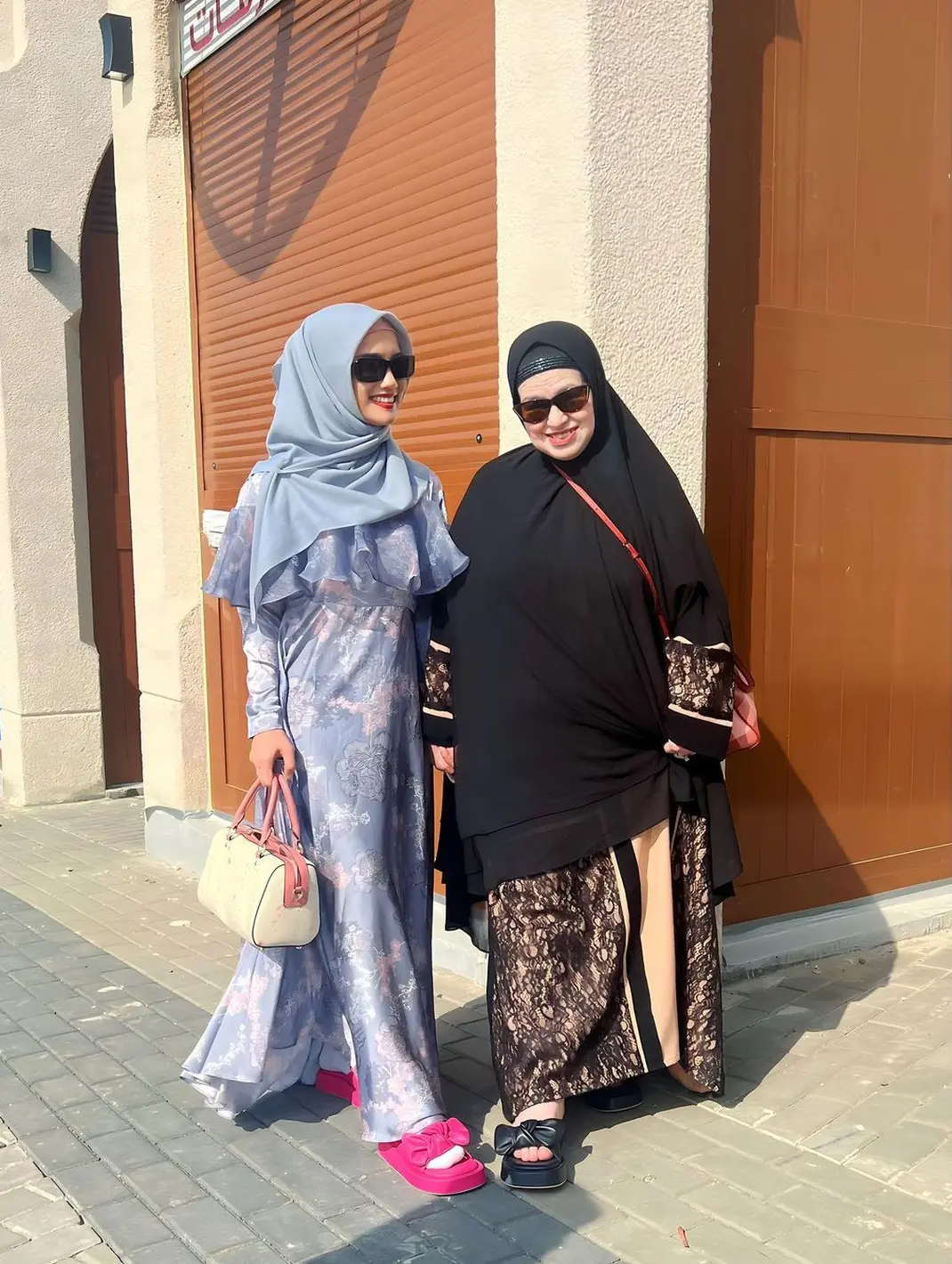 6 Pilihan Outfit Fuji saat Berangkat Umrah, Anggun dalam Balutan Hijab ...