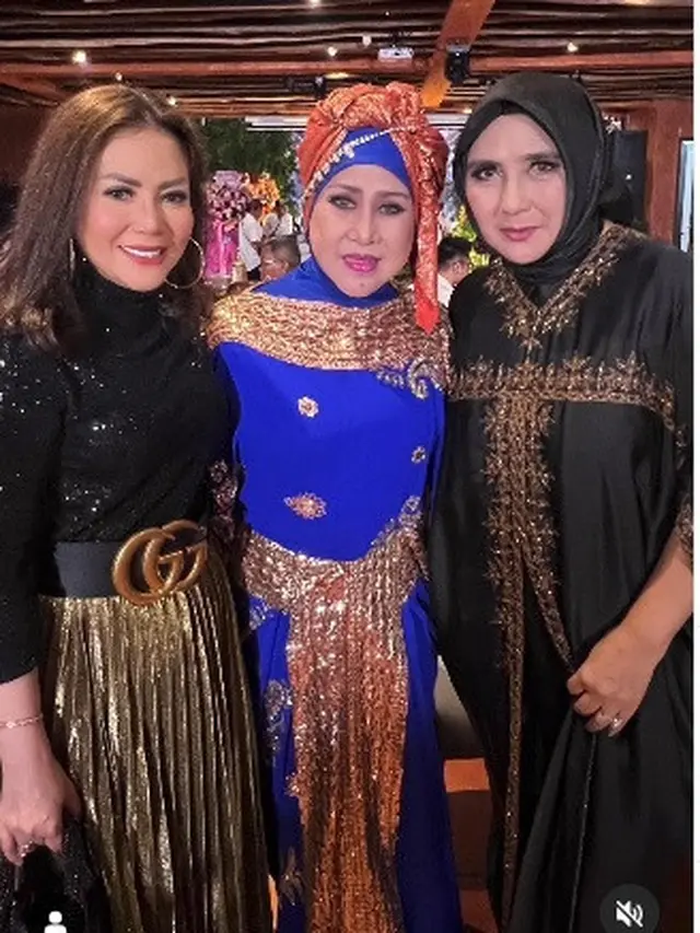 6 Potret Pesta Ultah Elvy Sukaesih ke-72, Ajang Reuni Artis Senior yang ...