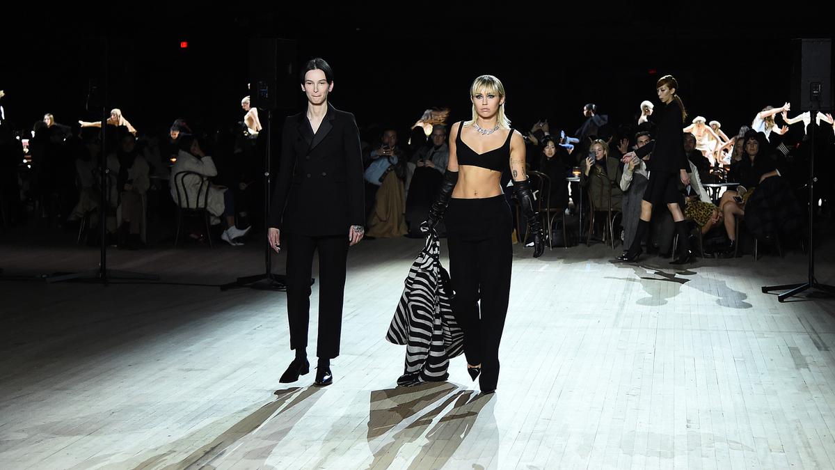 FOTO: Gaya Miley Cyrus di Catwalk New York Fashion Week - Foto Liputan6.com