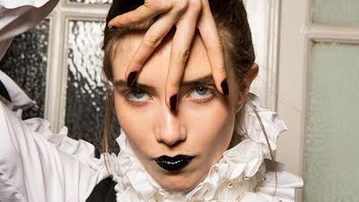 Halloween Makeup: Lipstik Hitam, Warna "Gothic" yang Wajib Ada di Malam ...
