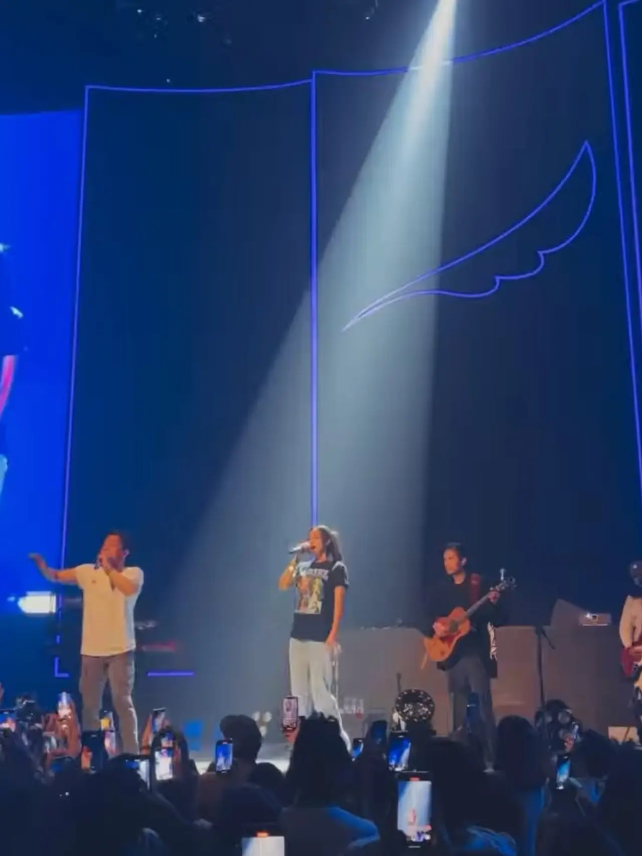 7 Momen Ariel NOAH Ajak Anya Geraldine Manggung, Malu-Malu Kucing - Hot Liputan6.com