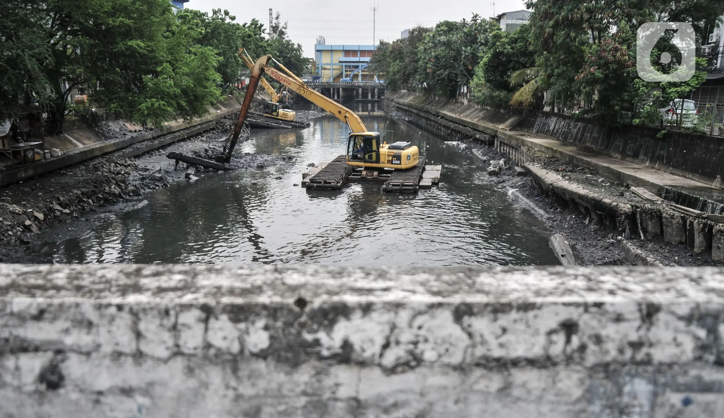 Gerebek Lumpur Kali Cideng - Foto Liputan6.com