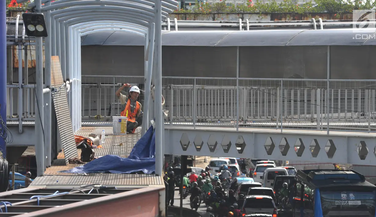FOTO: Permudah Akses Penumpang, JPO Baru Dibangun di Kuningan Timur ...