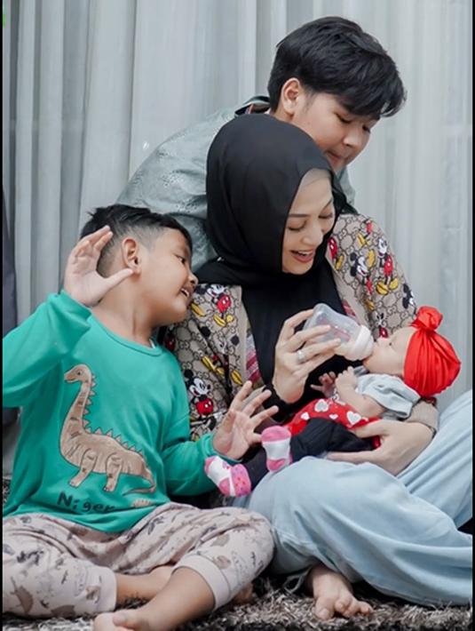 Potret Menggemaskan Meshwa Anak Ketiga Denny Cagur dan Santy - Photo Fimela.com