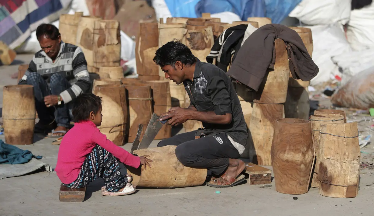 FOTO: Potret Pembuat Genderang Tradisional India - Foto Liputan6.com