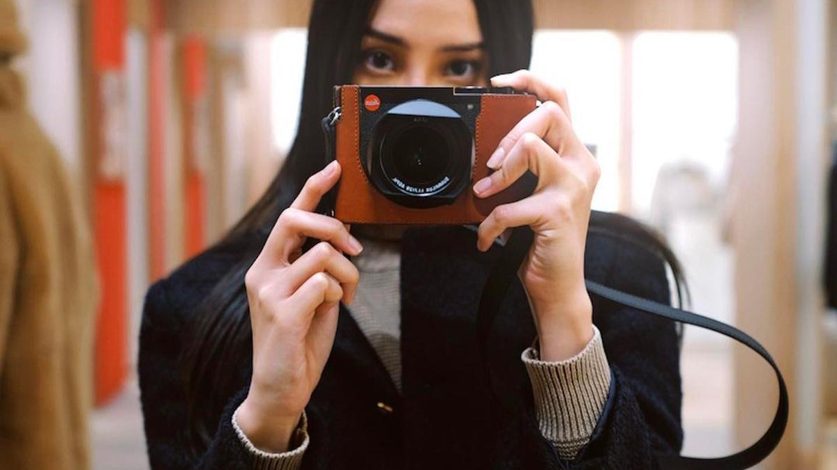 6 Potret Adu Gaya Outfit Hitam di Paris dari Anya Geraldine dan ...